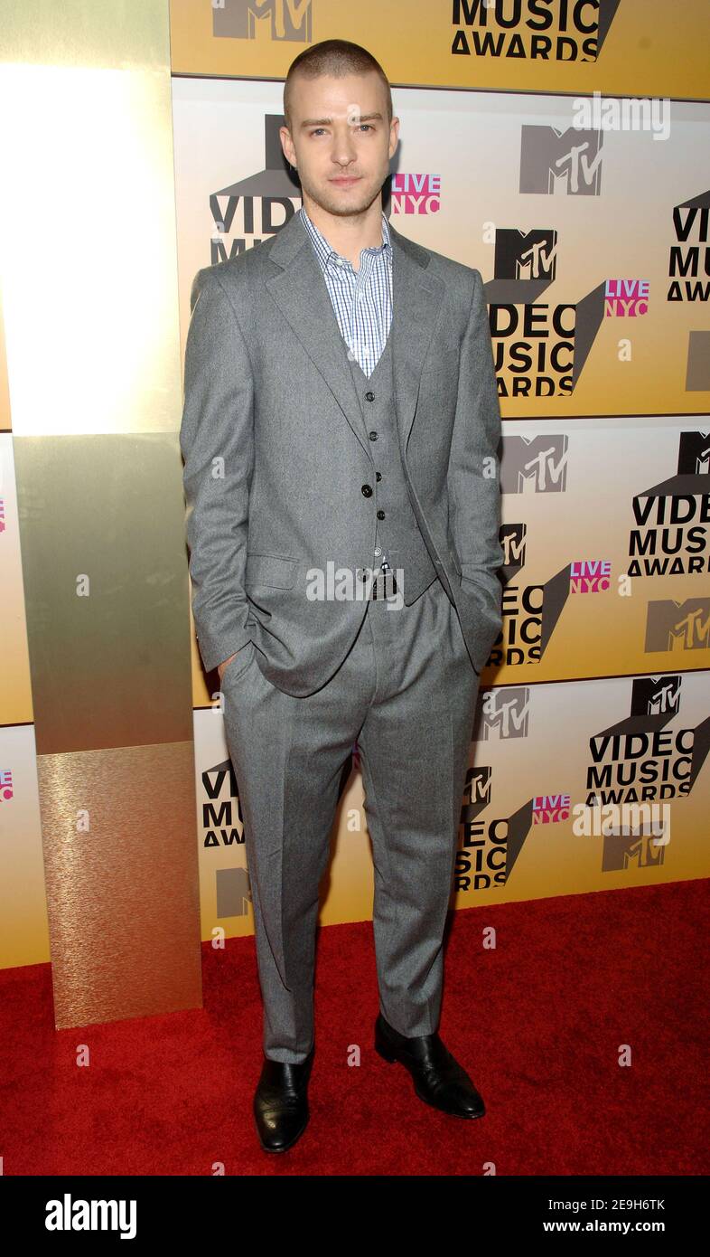 Justin Timberlake arrives at the 2006 MTV Video Music Awards held at ...