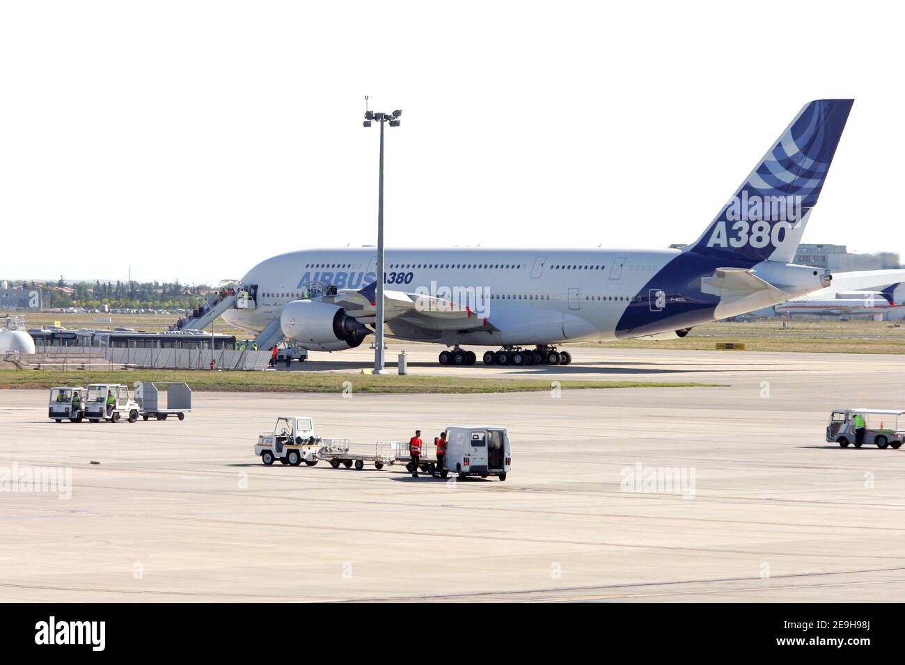 The 474 Airbus'employees, passengers of the Super Jumbo Airbus A380 ...