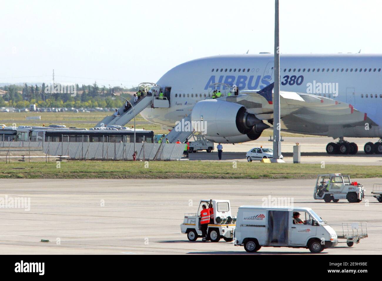 The 474 Airbus'employees, passengers of the Super Jumbo Airbus A380 ...