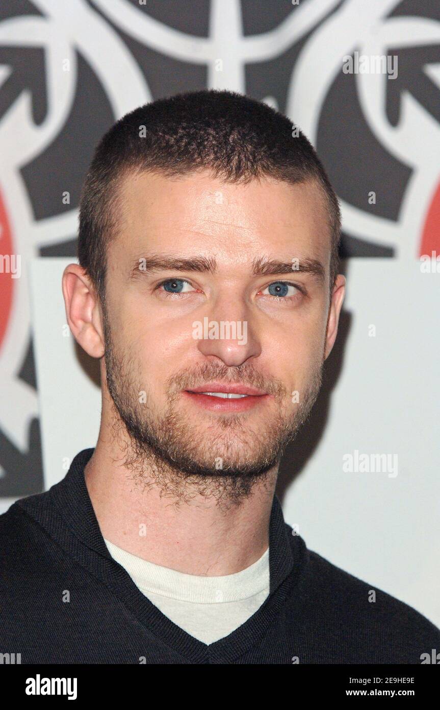 Justin Timberlake signs copies of his new CD, 'FutureSex/LoveSounds' at ...