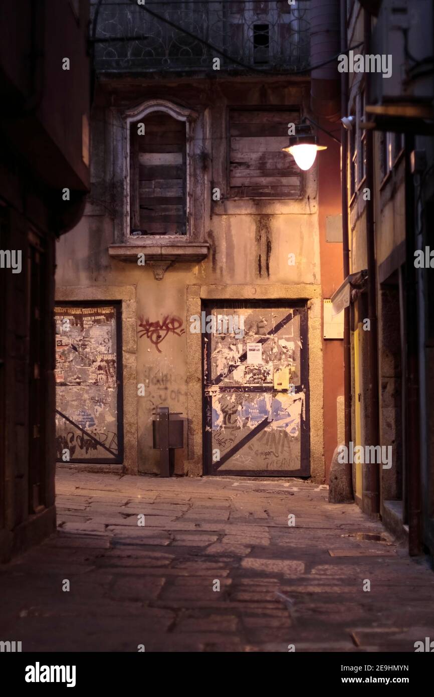 Dirty downtown empty ghetto hi-res stock photography and images - Alamy