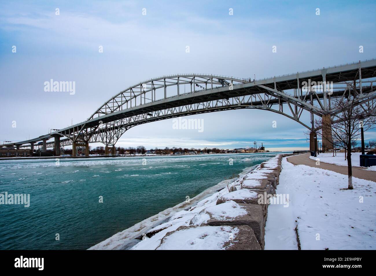 International crossing hi-res stock photography and images - Alamy