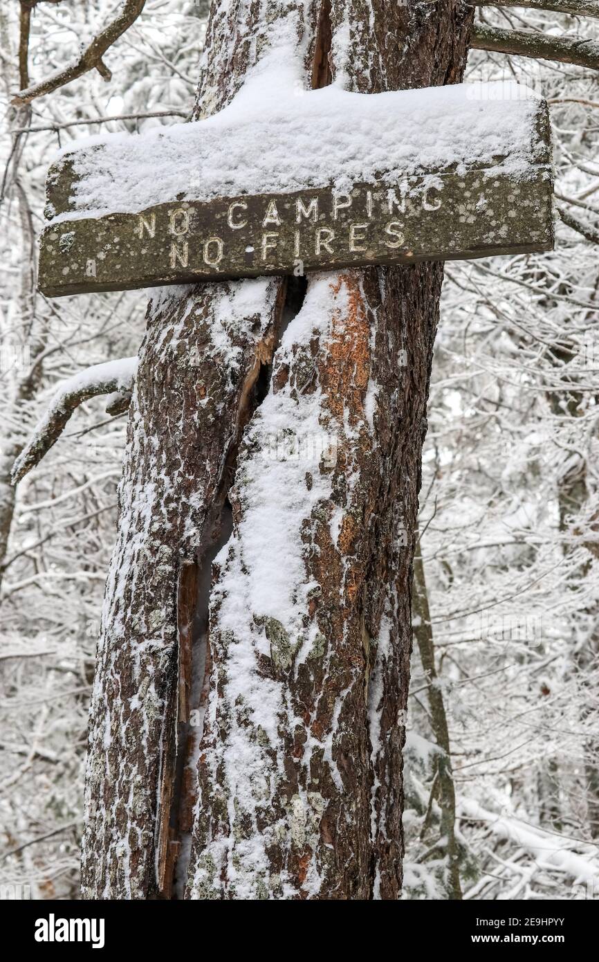 Snow covered sign hi-res stock photography and images - Alamy