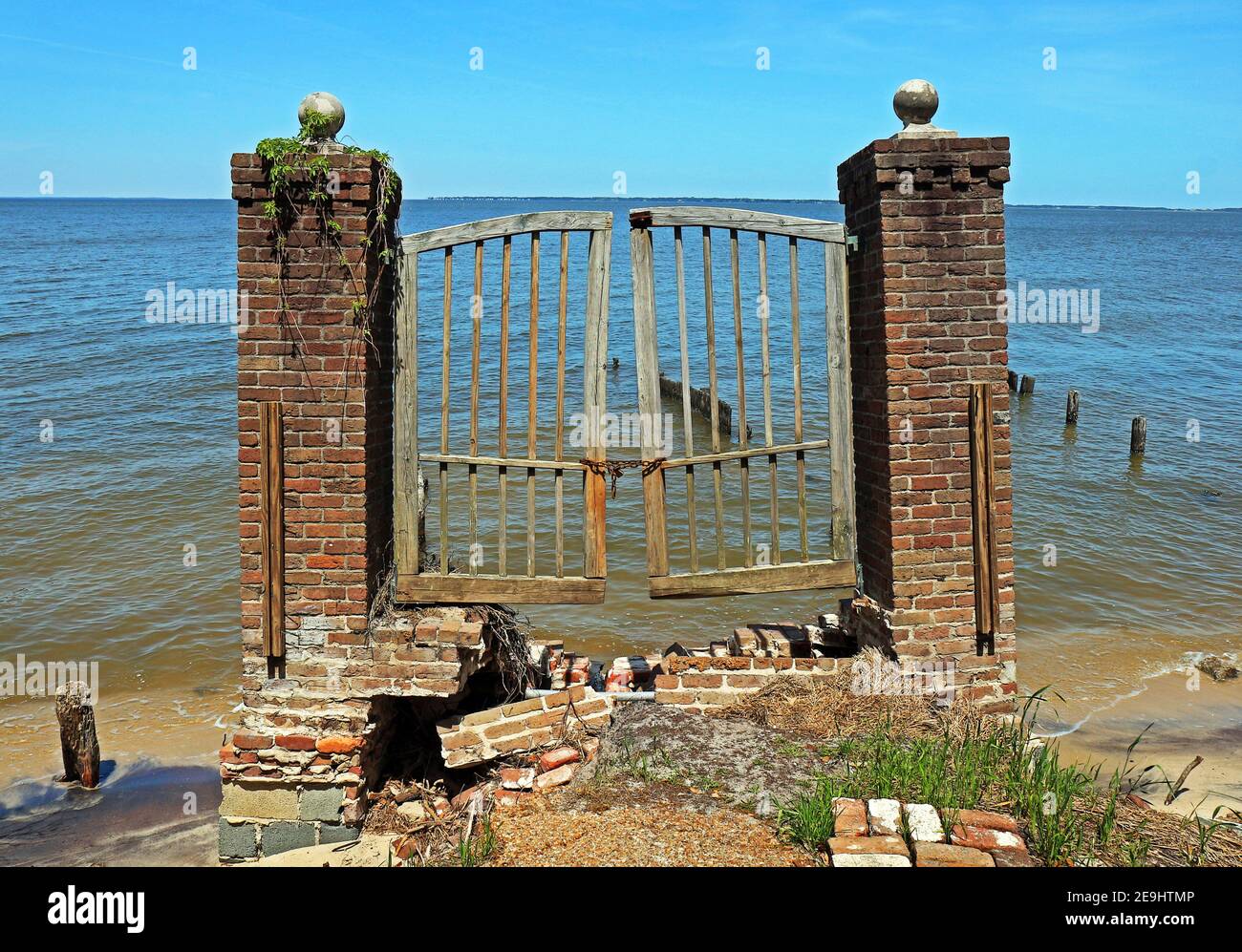 Broken down gate hi-res stock photography and images - Alamy