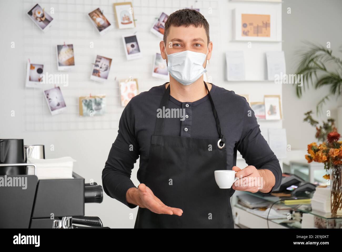 Work waiter cafe italy hi-res stock photography and images - Alamy