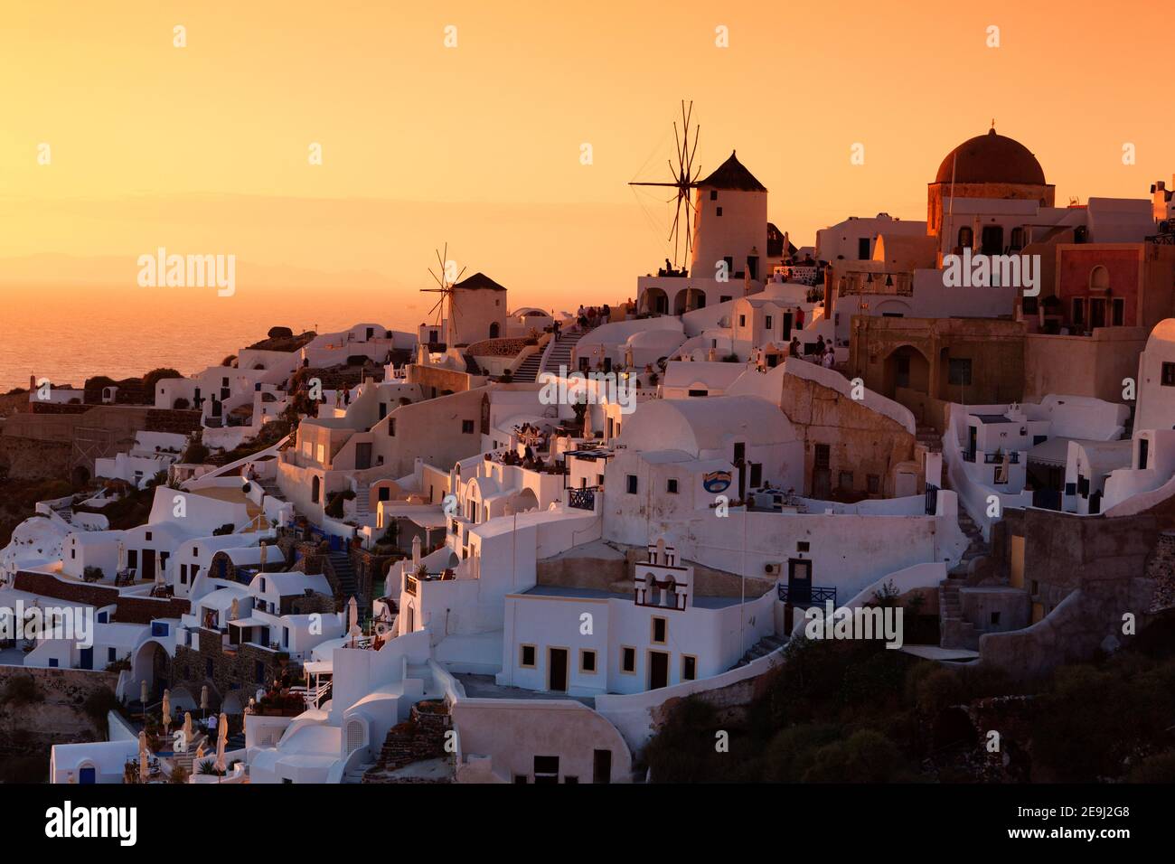 Santorini, Greece The sunset in cliffside Oia with its traditional ...
