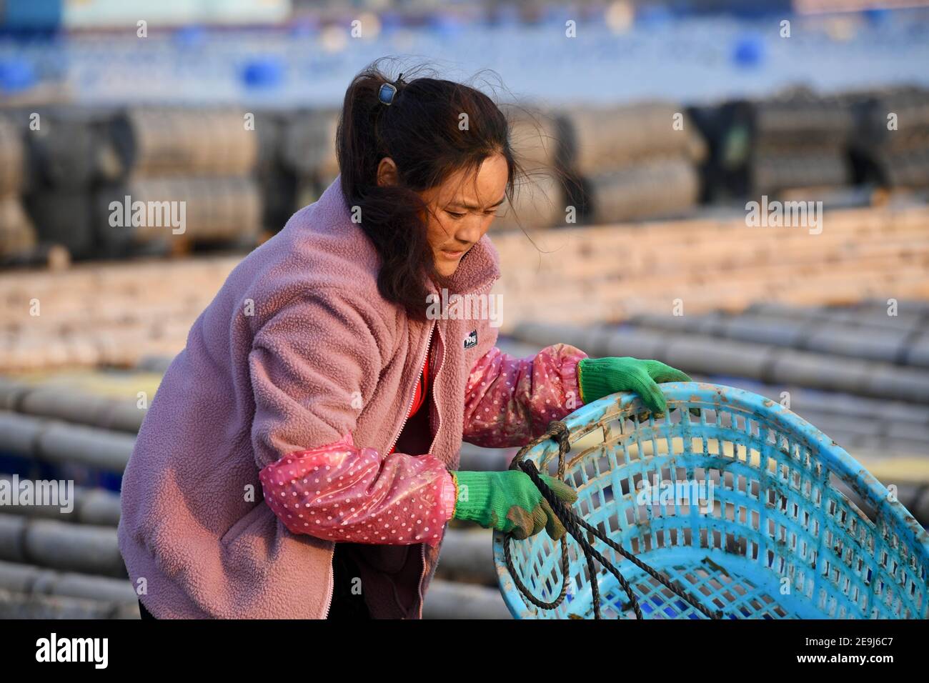 (210205) -- XIAPU, Feb. 5, 2021 (Xinhua) -- Bamu Yubumu operates on a ...