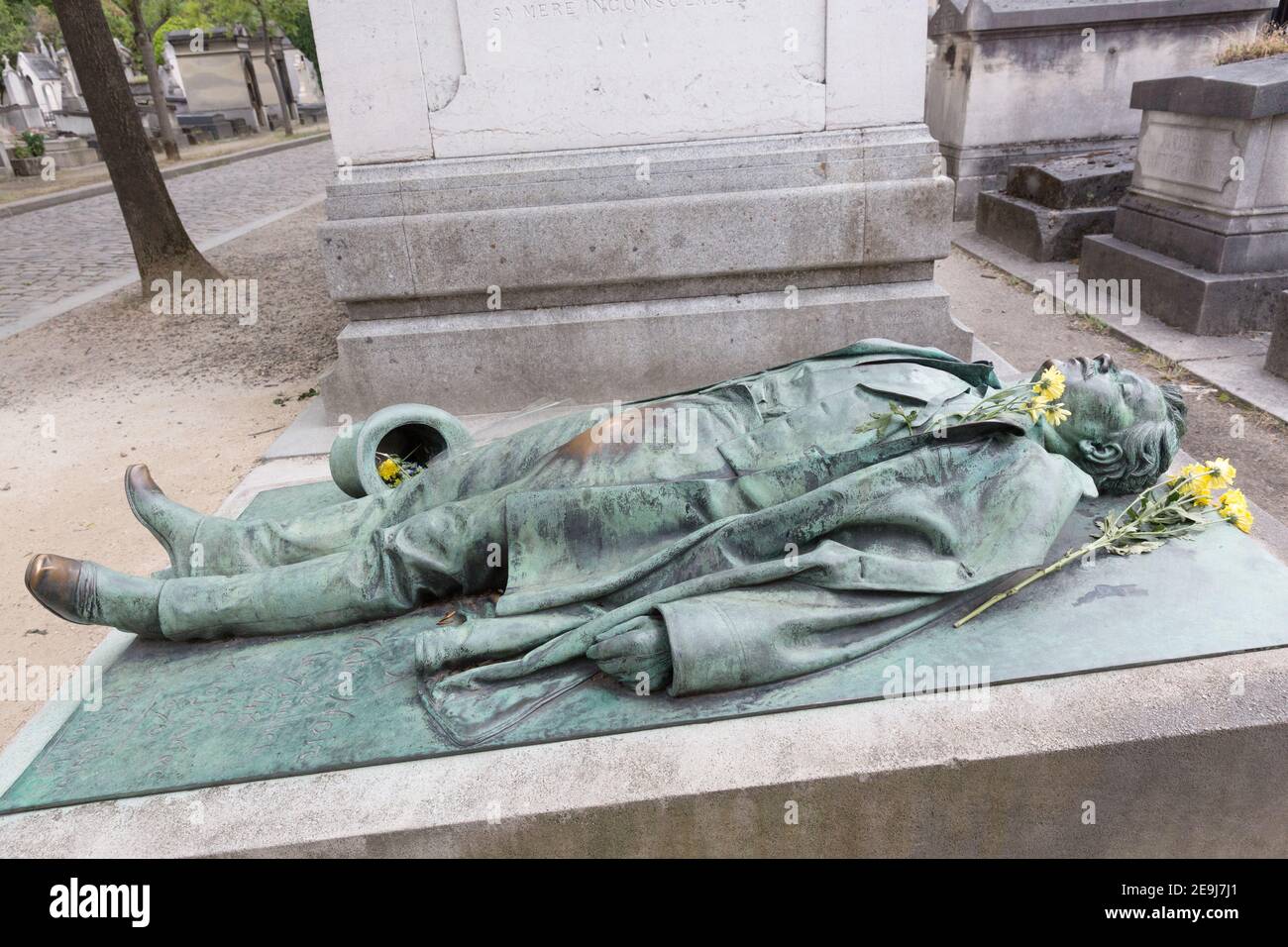 Victor noir grave hi-res stock photography and images - Alamy