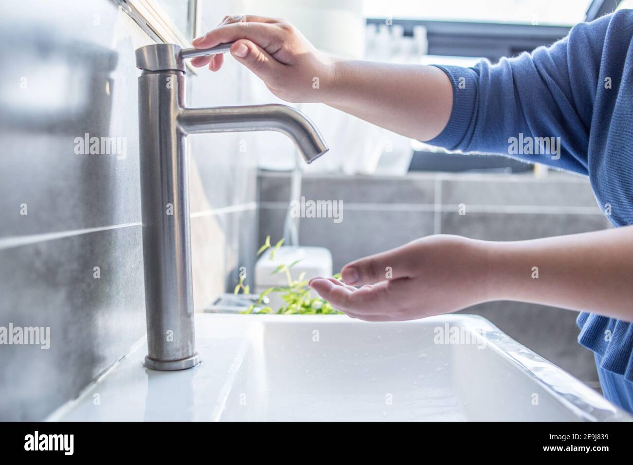 Close Up Of Medical Staff Washing Hands Stock Photo - Alamy