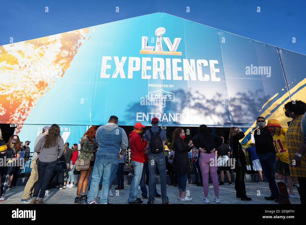 Football fans standing hi-res stock photography and images - Alamy