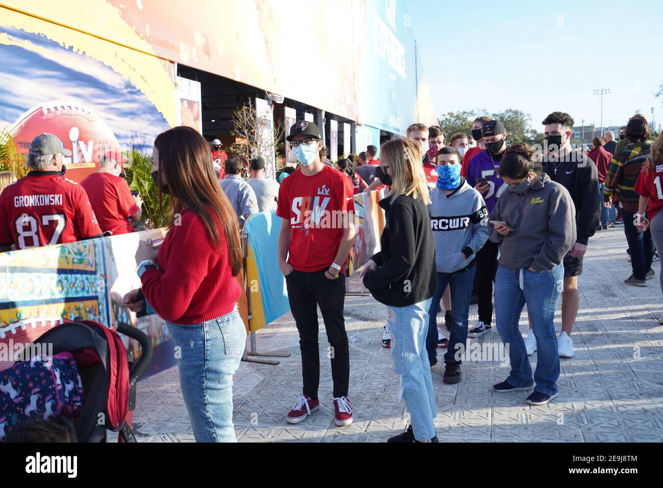 Football fans standing hi-res stock photography and images - Alamy