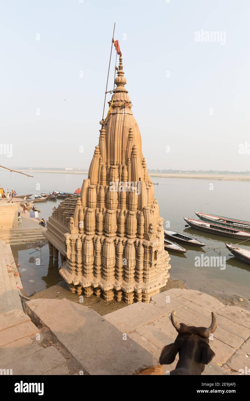 Varanasi sinking temple hi-res stock photography and images - Alamy