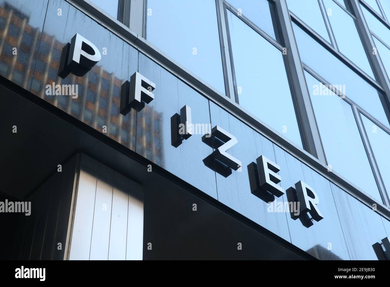 Pfizer World Headquarters on 42nd Street in Manhattan Stock Photo - Alamy