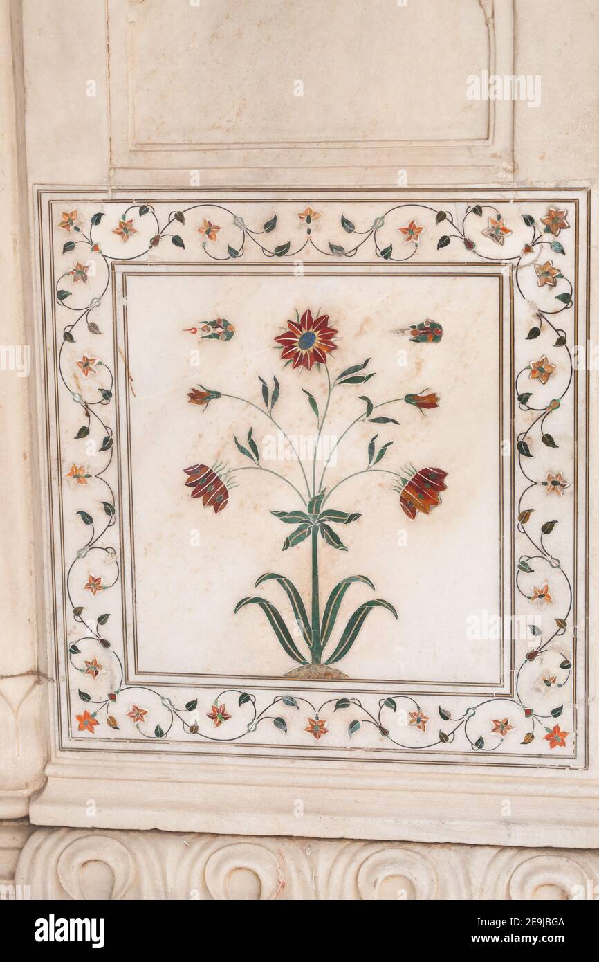 Delhi, India Carved marble columns in the Diwan-i-Khas, or Emperors's ...