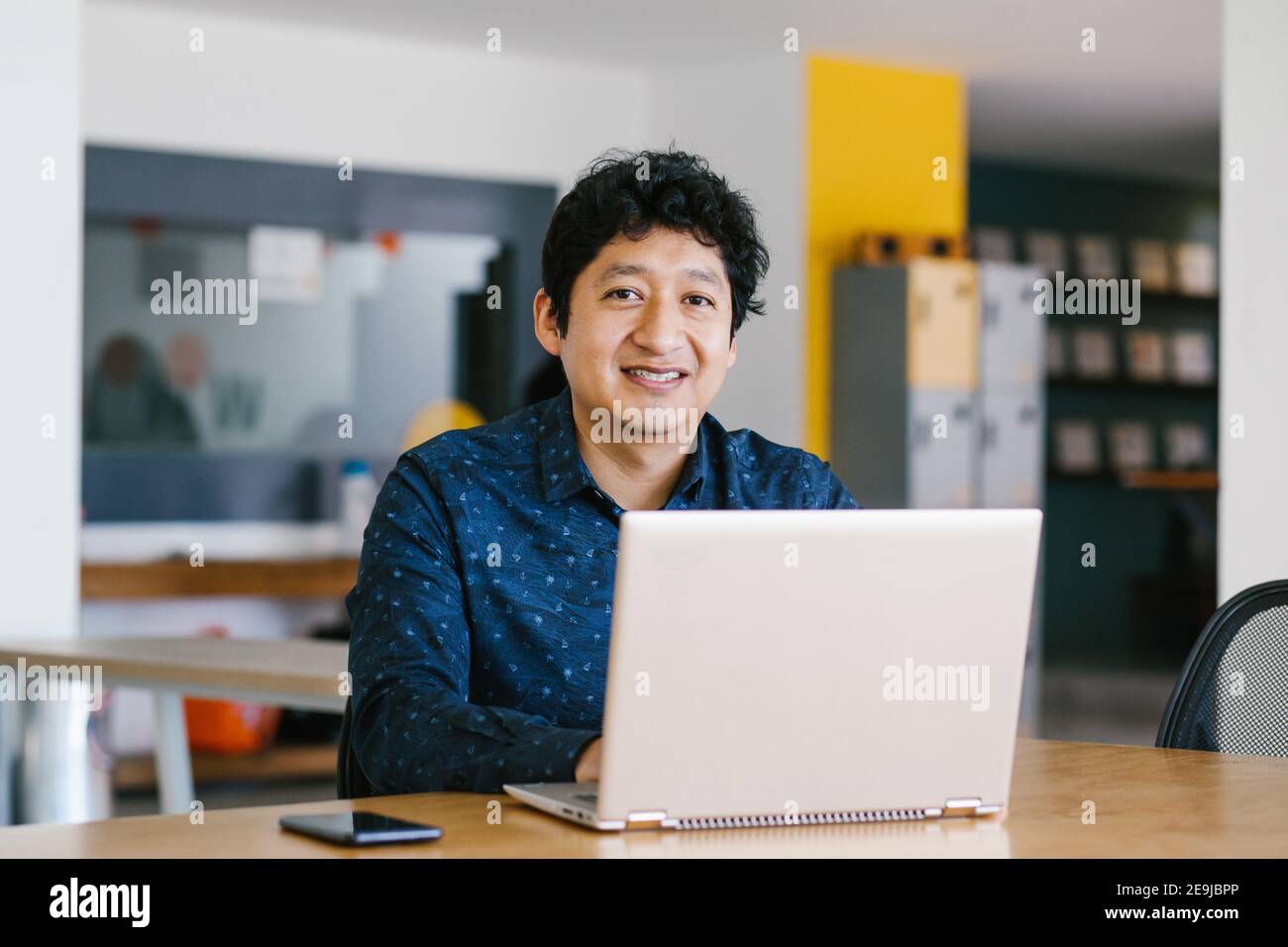 Office worker latino hi-res stock photography and images - Alamy