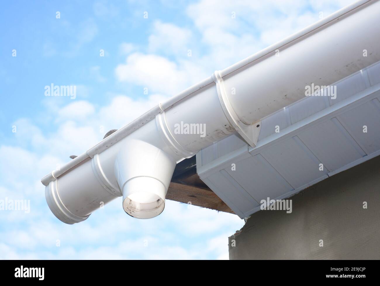 Chain gutter hi-res stock photography and images - Alamy