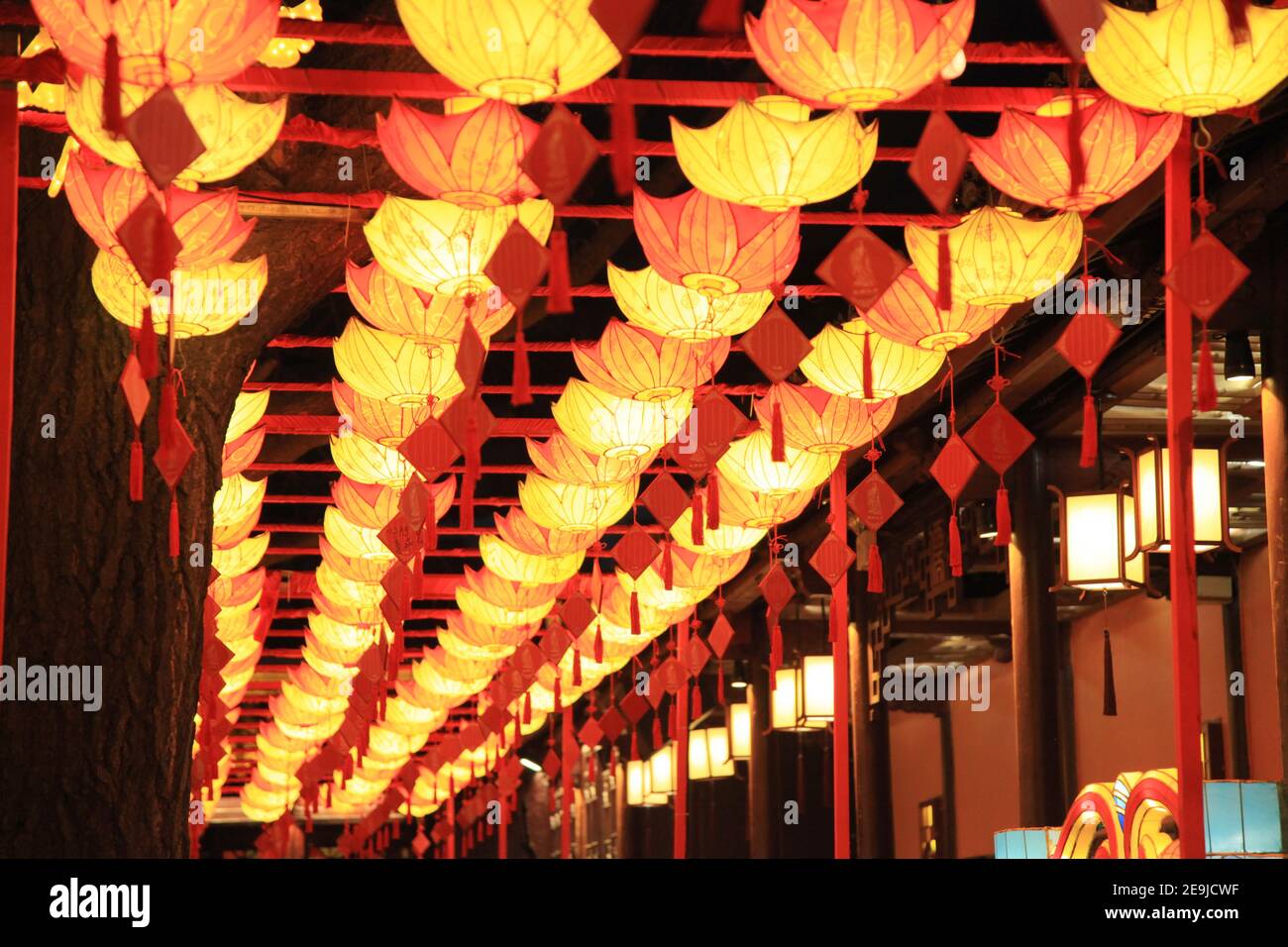The 35th Qinhuai Lantern Fair officially opens, colorful lanterns light ...