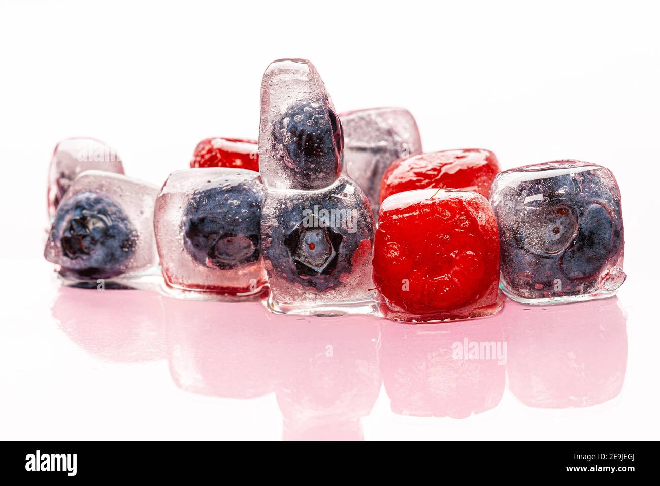Melting ice cubes drinks hi-res stock photography and images - Alamy