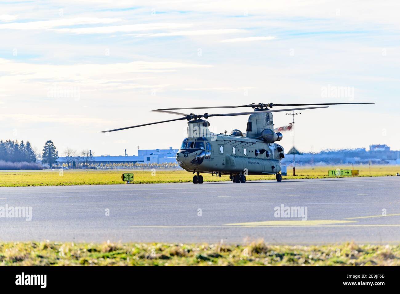 Chinook helicopter tank hi-res stock photography and images - Alamy