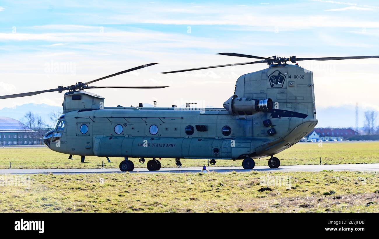 Chinook helicopter tank hi-res stock photography and images - Alamy