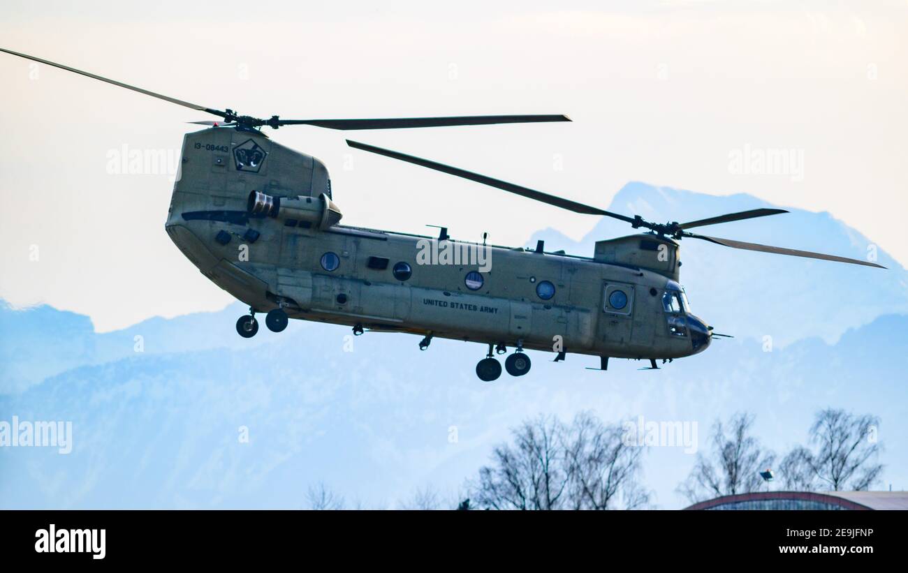 Chinook cargo helicopter hi-res stock photography and images - Alamy