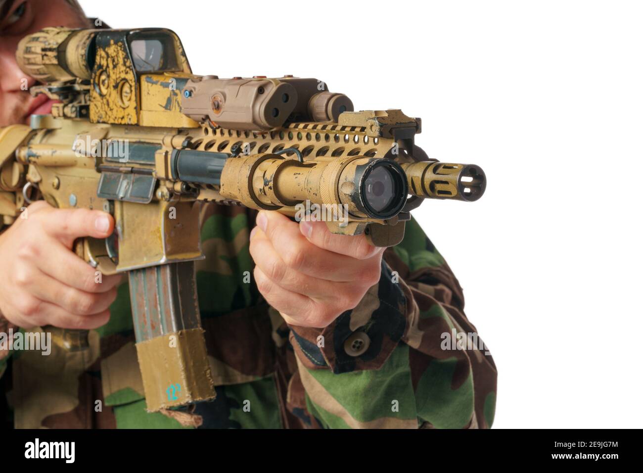 man with airsoft wear and air rifle Stock Photo - Alamy
