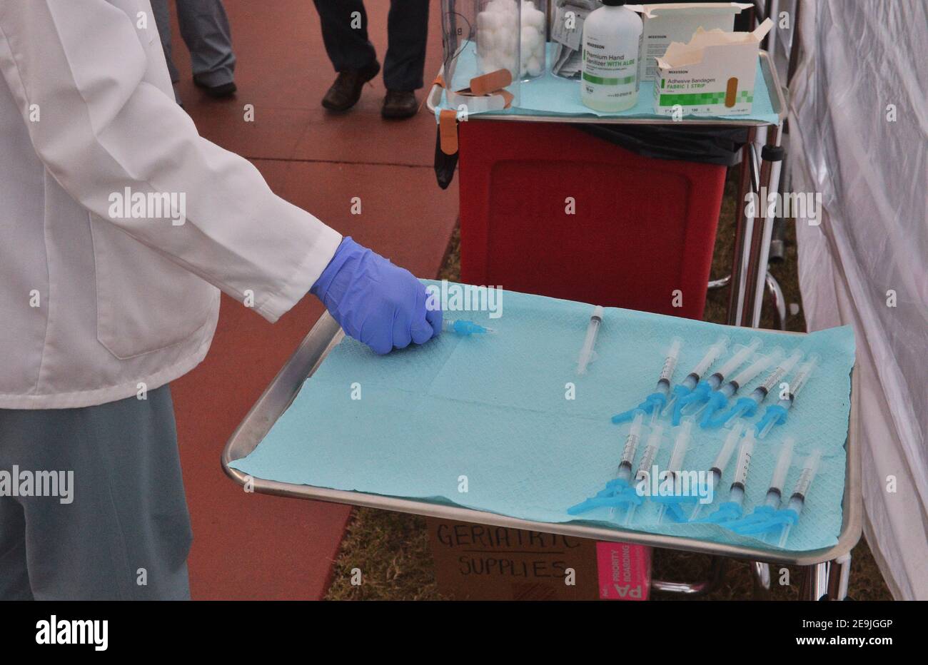 Healthcare workers line up hi-res stock photography and images - Alamy
