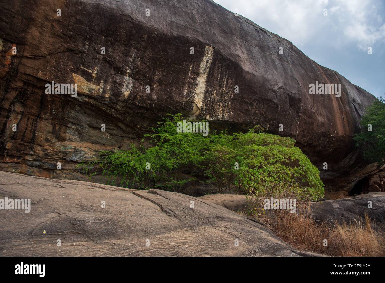 Grey boulder hi-res stock photography and images - Alamy