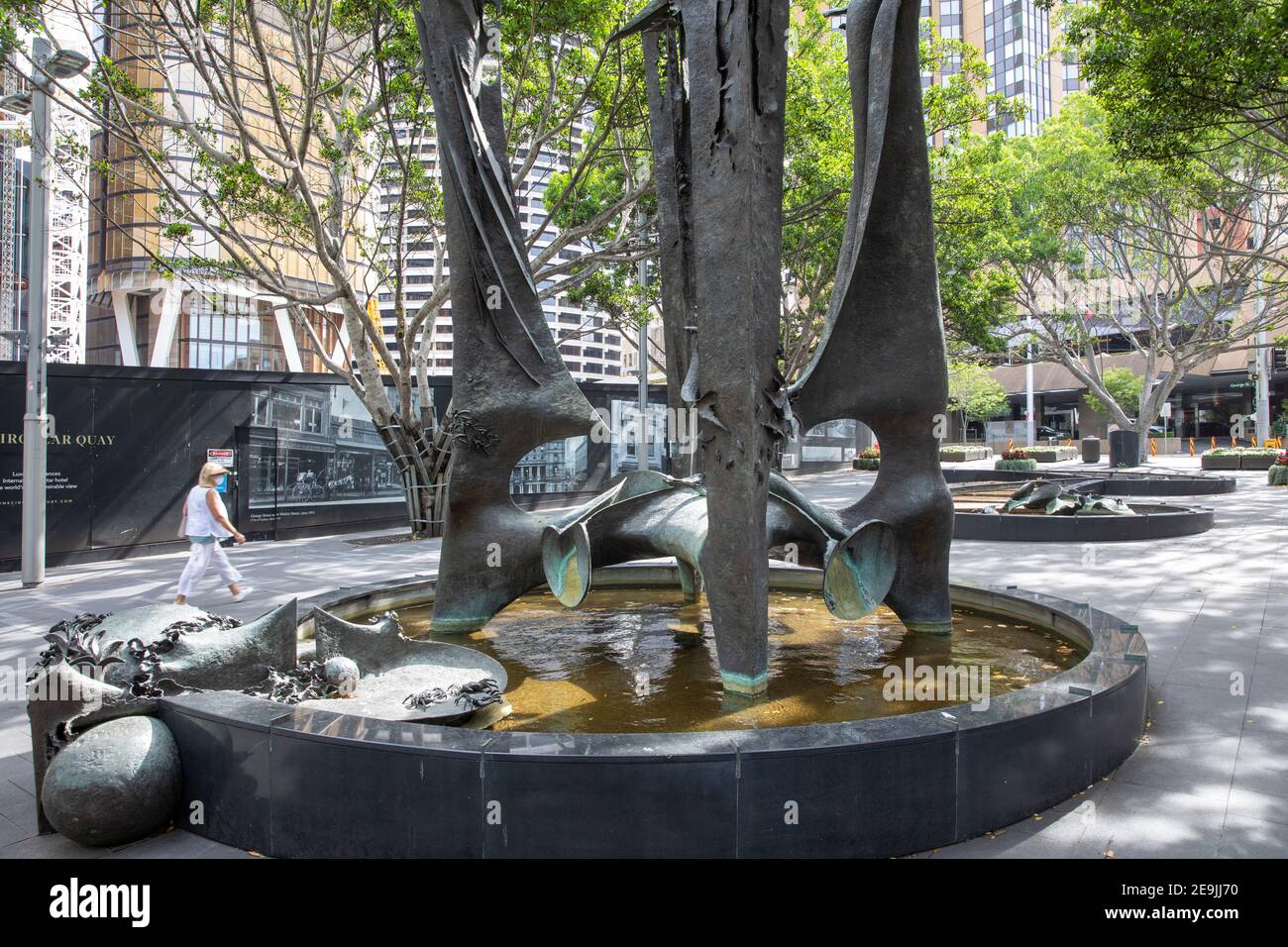 Tank stream bronze fountain sculpture in Herald Square Circular Quay ...