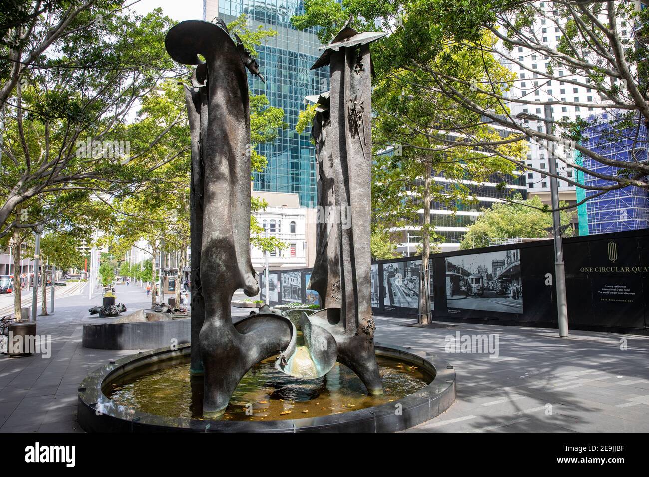 Tank stream bronze fountain sculpture in Herald Square Circular Quay ...