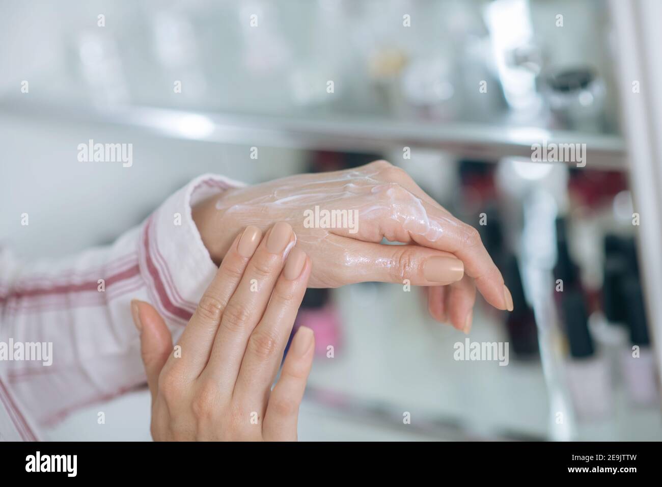 Female hands applying hair hi-res stock photography and images - Alamy
