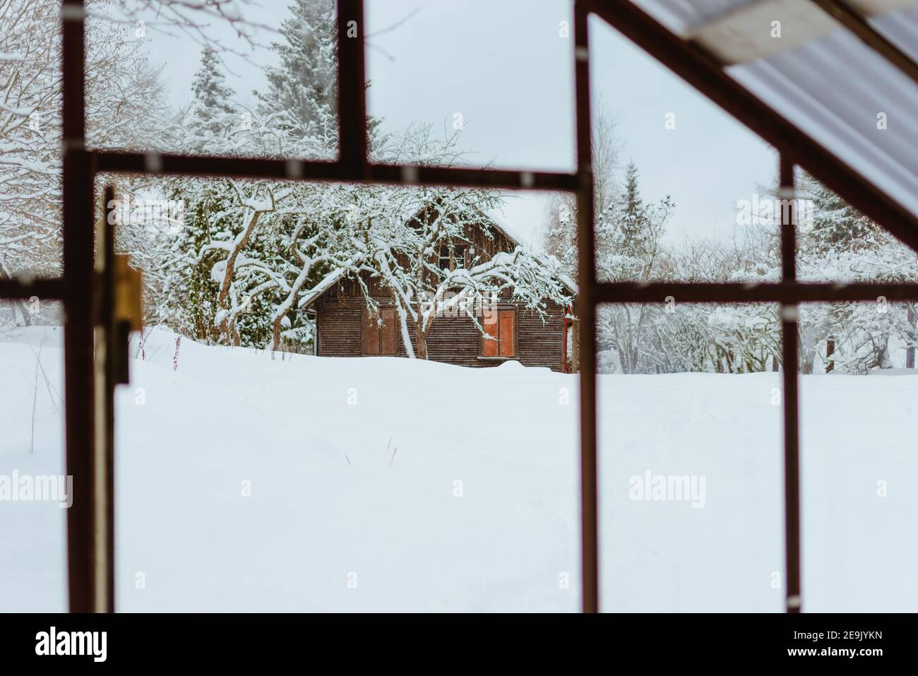 Cozy winter cabin hi-res stock photography and images - Alamy