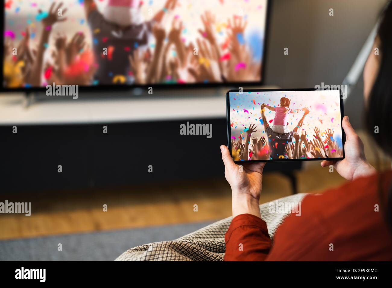 Tablet movie screen hi-res stock photography and images - Alamy