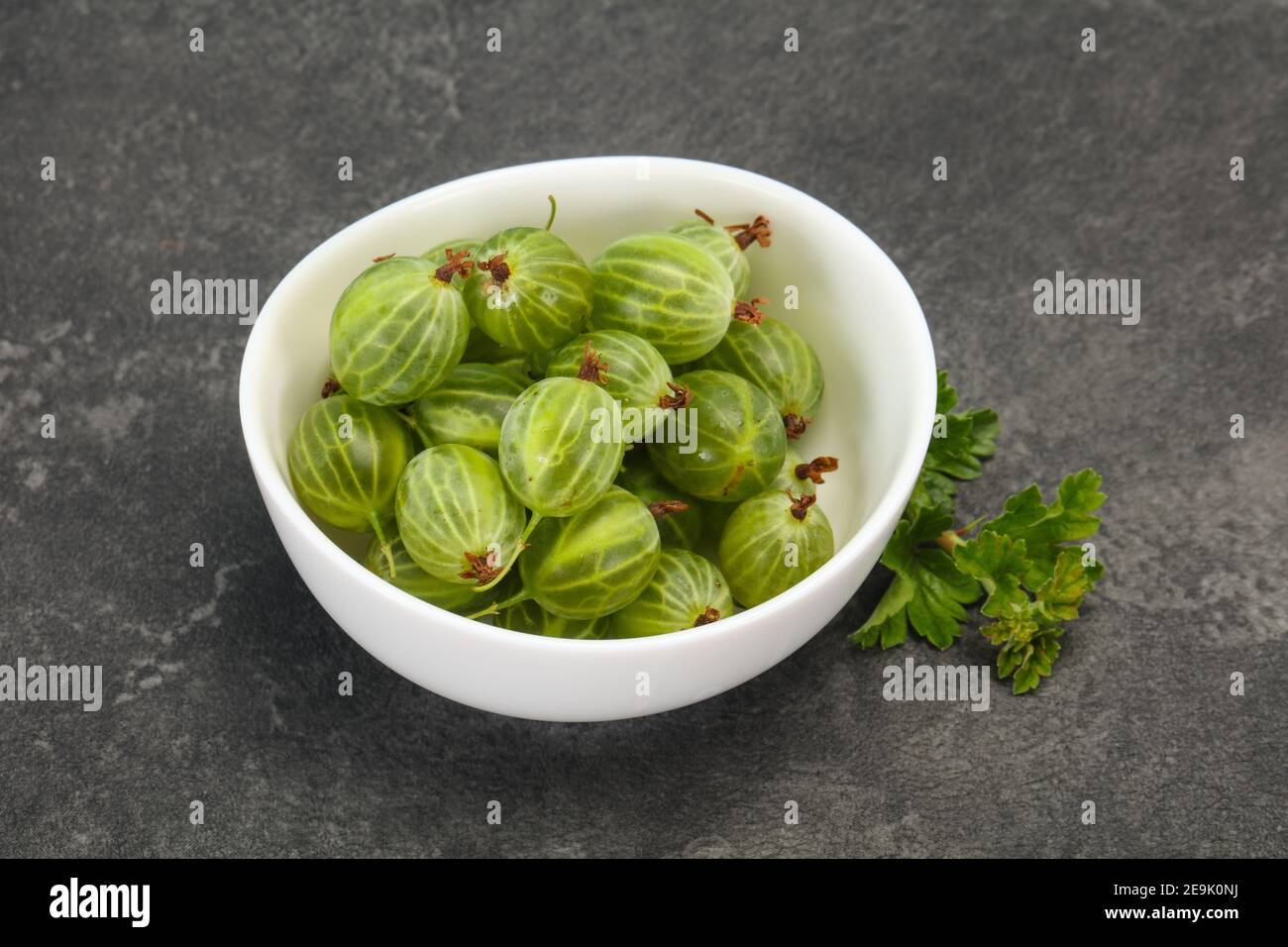 Fresh ripe green sweet gooseberry with leaf Stock Photo - Alamy