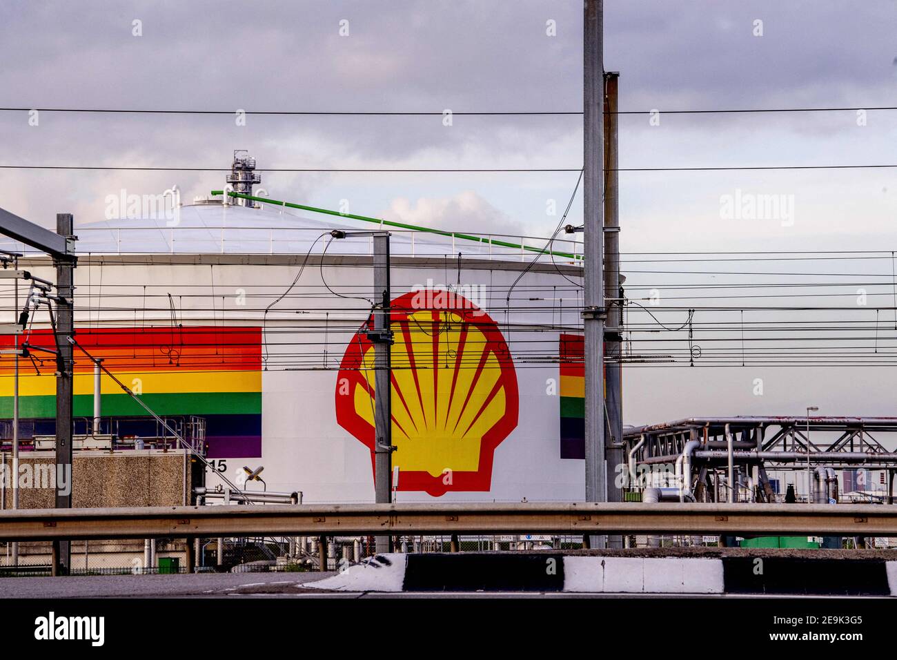 Oil and gas group Shell recorded its biggest loss ever last year as a ...