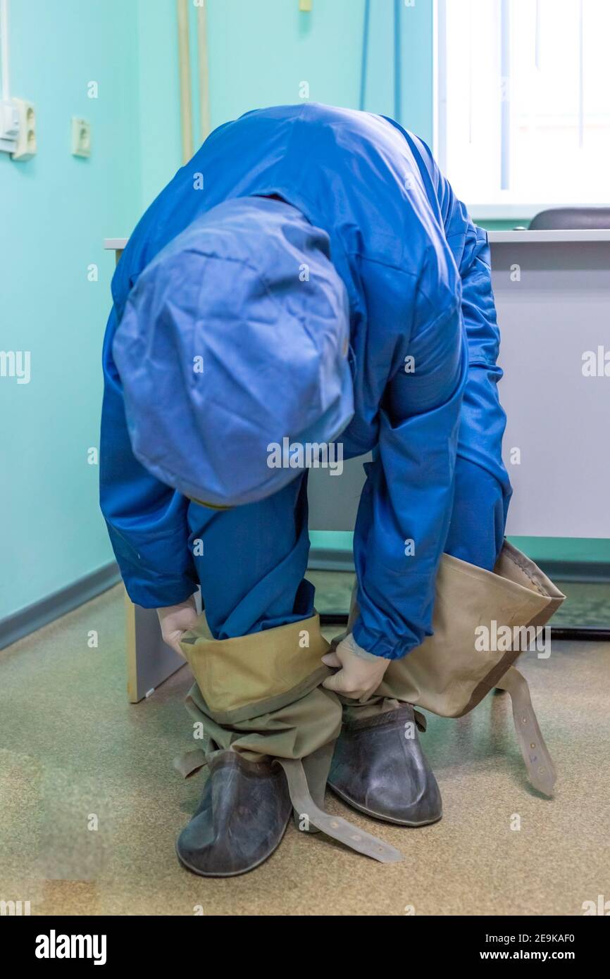 the procedure for putting on and taking off the antiplague suit ...