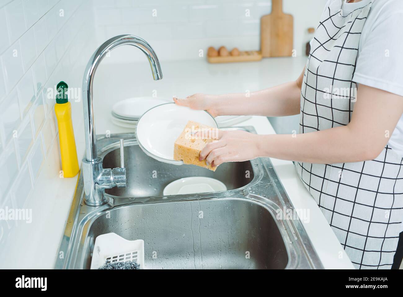 Washing plate hi-res stock photography and images - Alamy