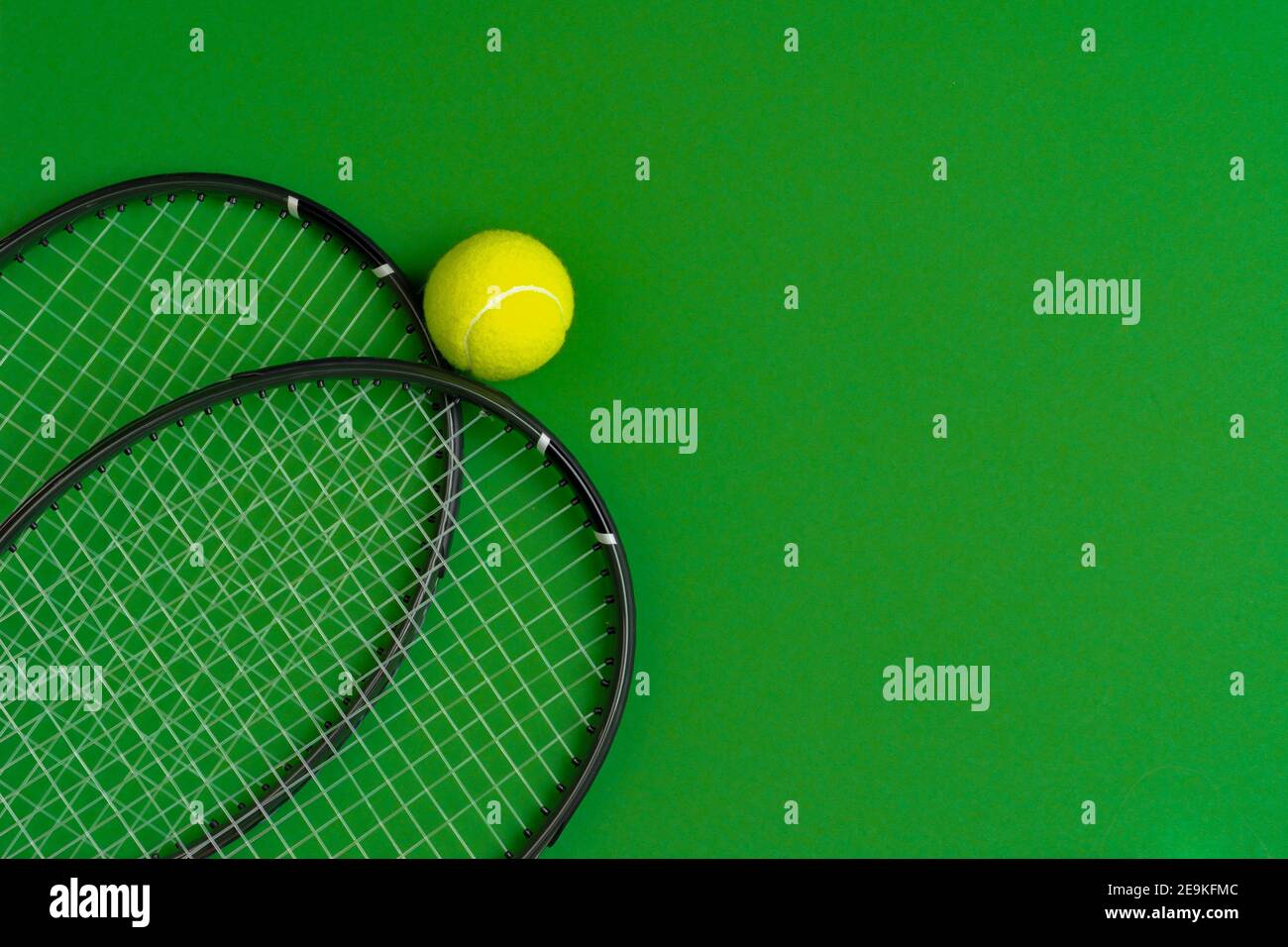 Crossed tennis rackets hi-res stock photography and images - Alamy