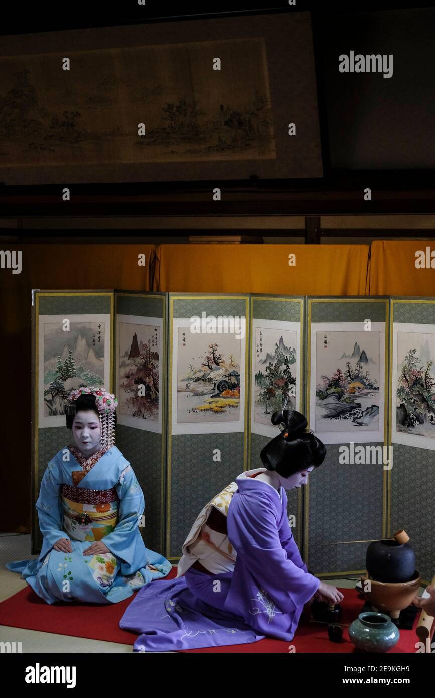 Geisha preparing tea in her Okiya, (Geisha home), Kyoto Stock Photo - Alamy