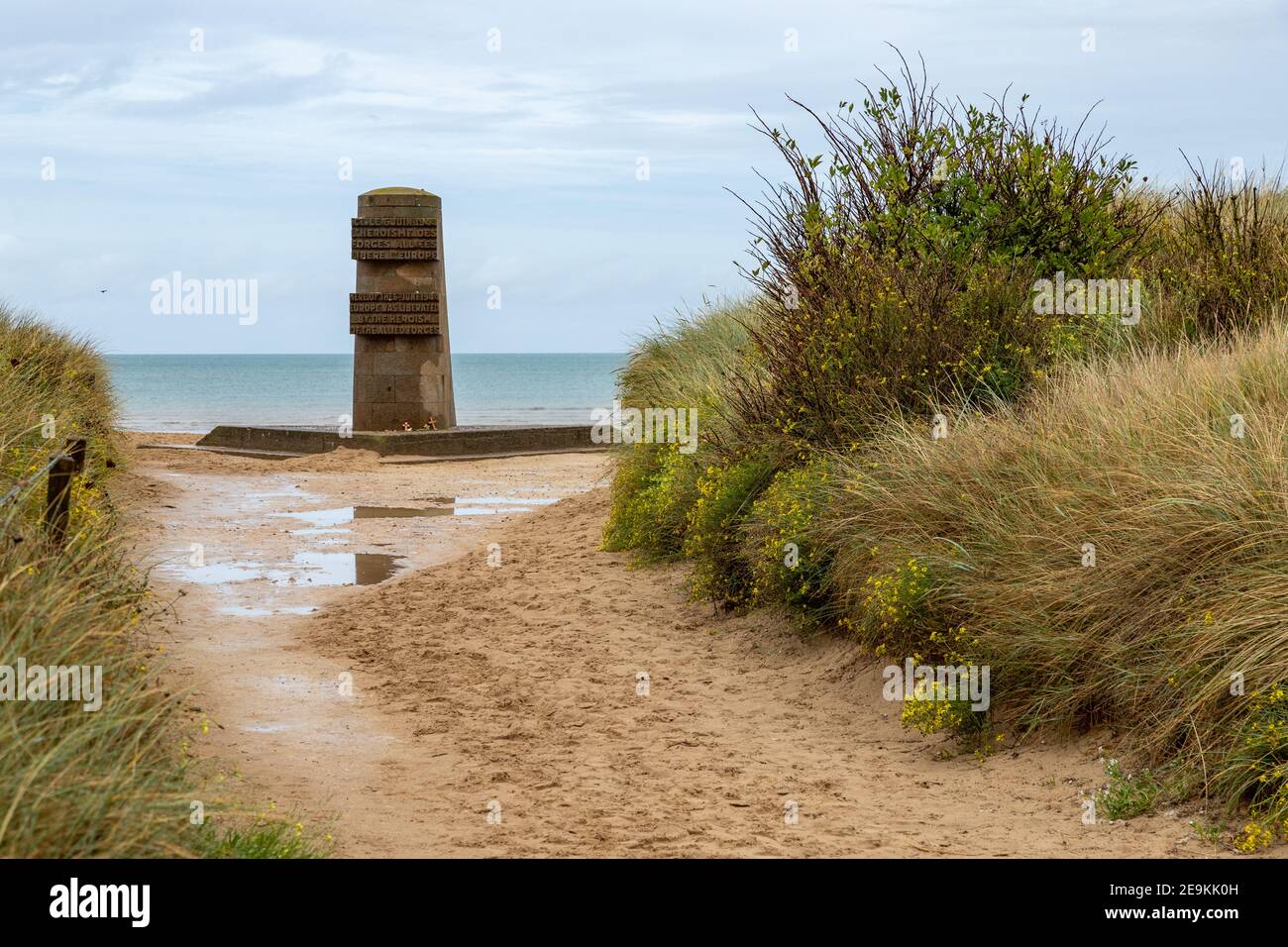 Normandy d day british troops beach hi-res stock photography and images ...
