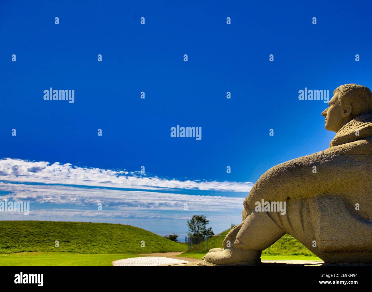 Statue looking up hi-res stock photography and images - Alamy
