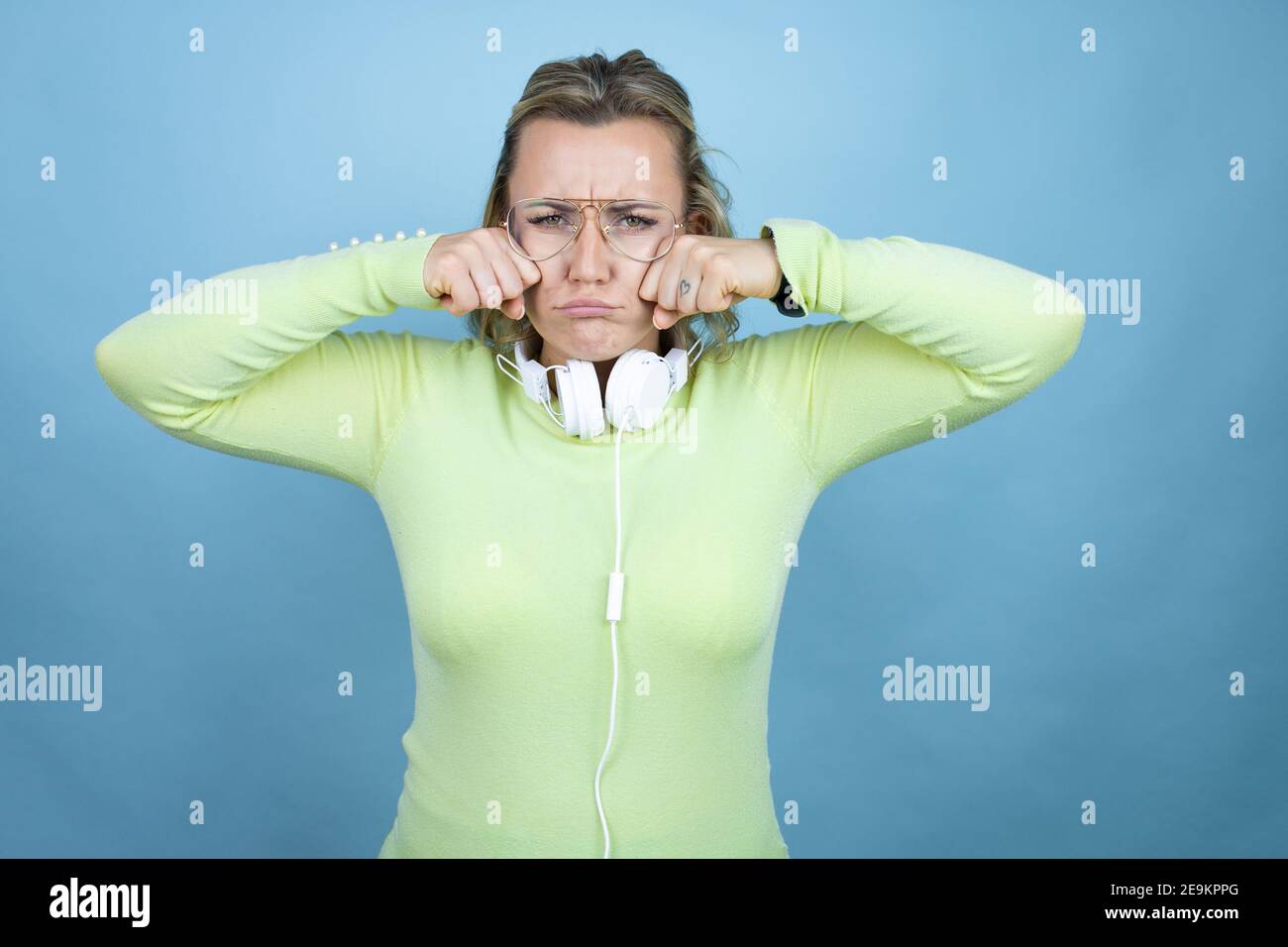 Person crying headphones hi-res stock photography and images - Alamy