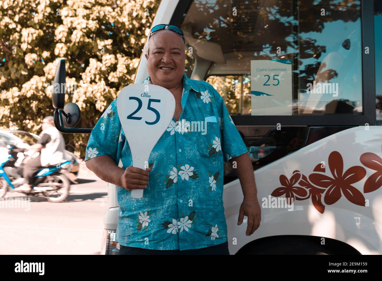 Palm beach resort workers hi-res stock photography and images - Alamy