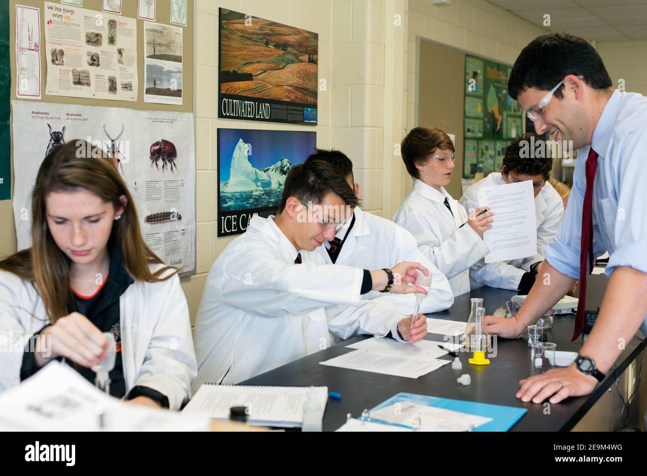 Science lab students hi-res stock photography and images - Alamy