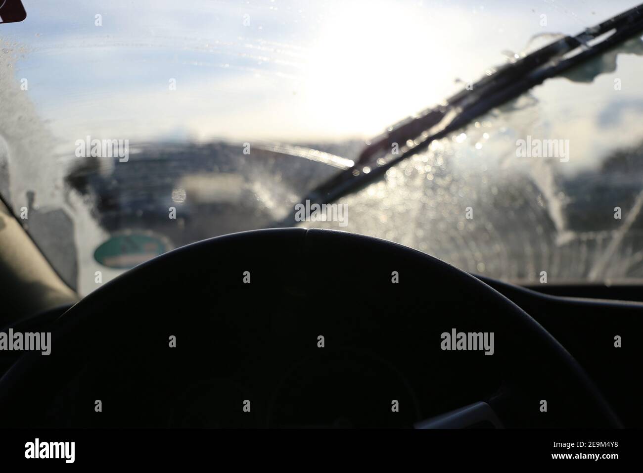 Poor visibility when driving due to low sun, rain, splash water, etc ...