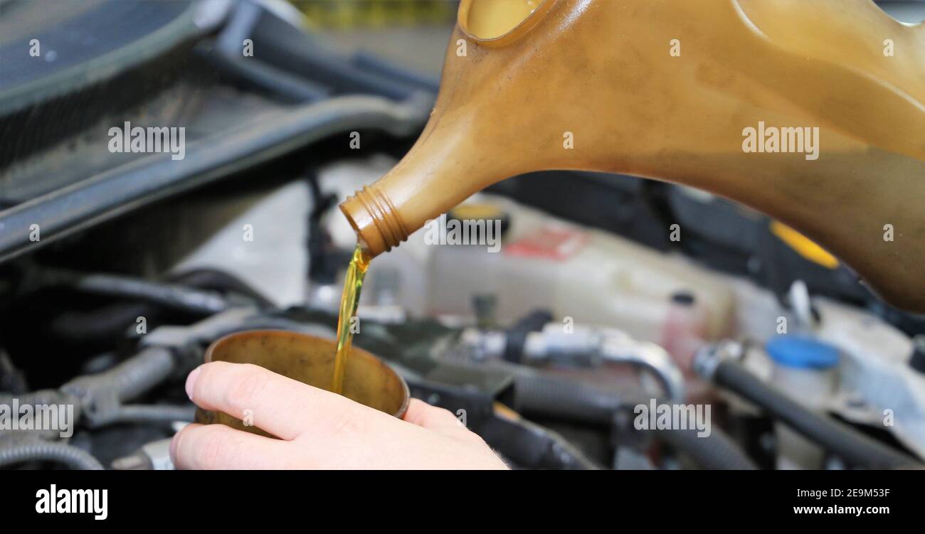 Oil changes in der garage, close up Stock Photo - Alamy