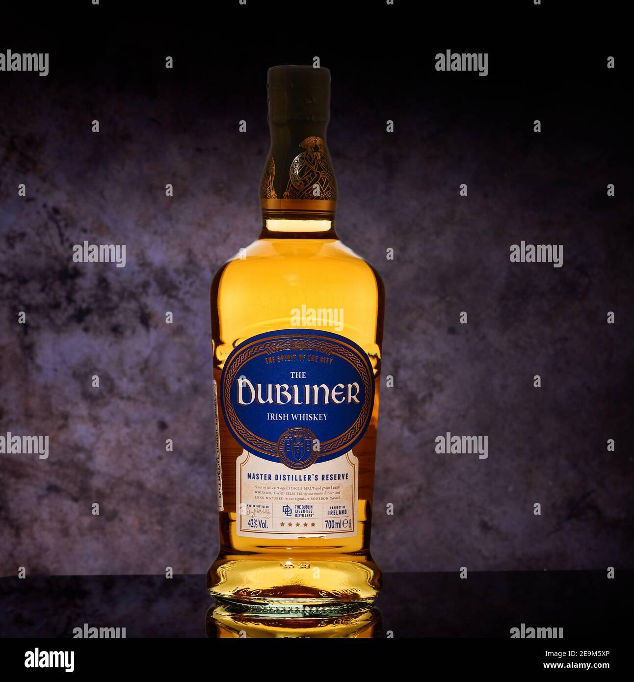 Dark whisky hi-res stock photography and images - Alamy
