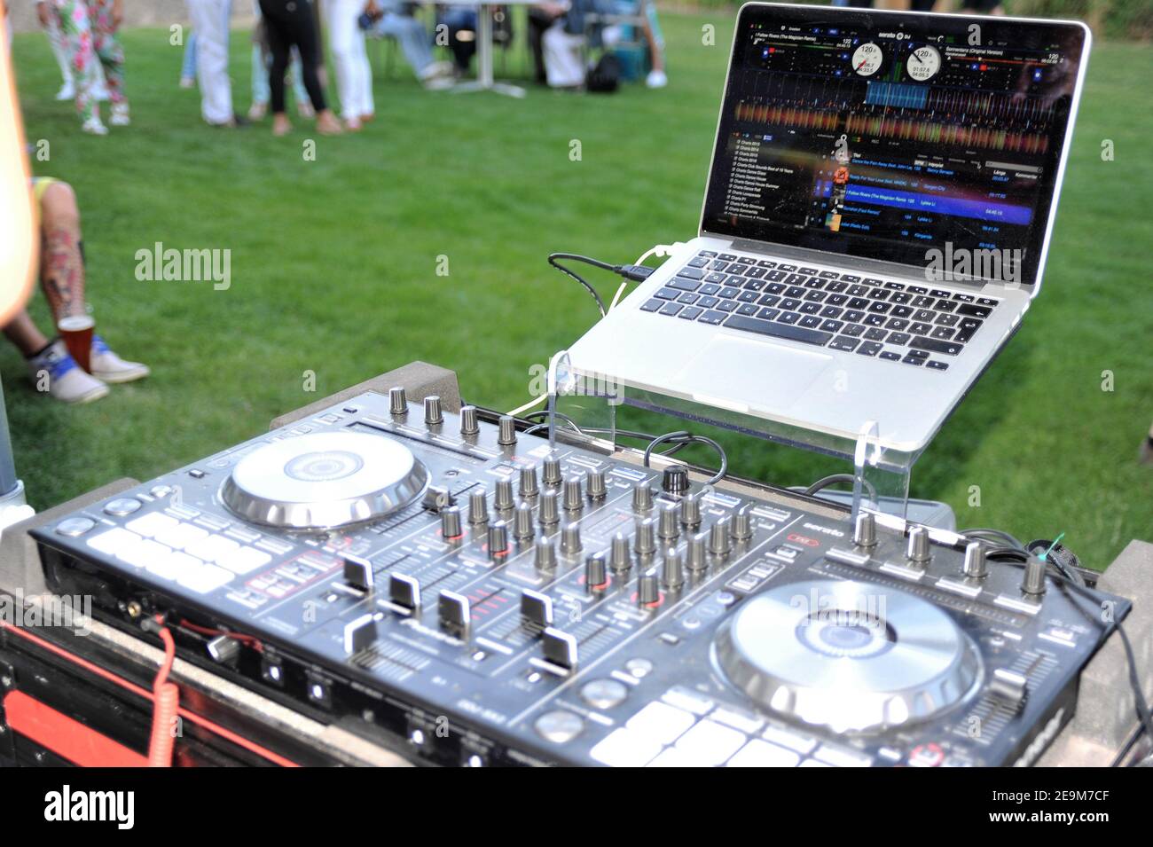 People outdoor party dj hi-res stock photography and images - Alamy