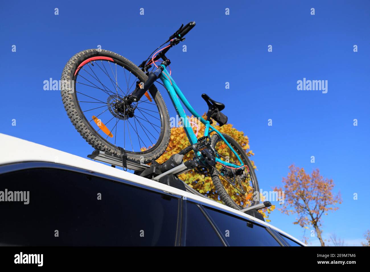 Mountain bike on the roof rack of a car Stock Photo - Alamy