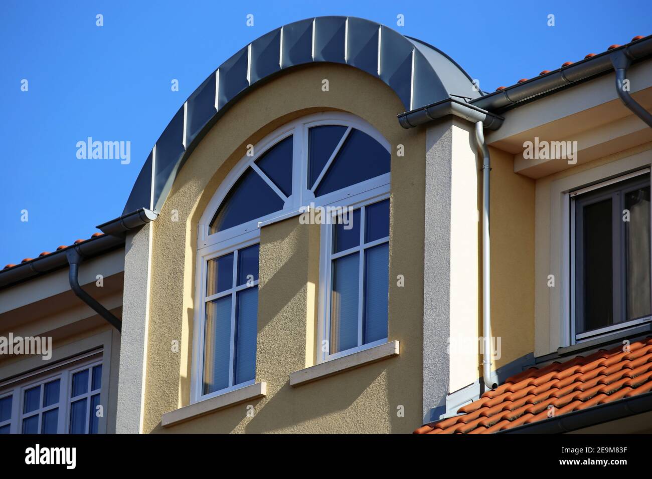 New round arched window, exterior shot Stock Photo - Alamy
